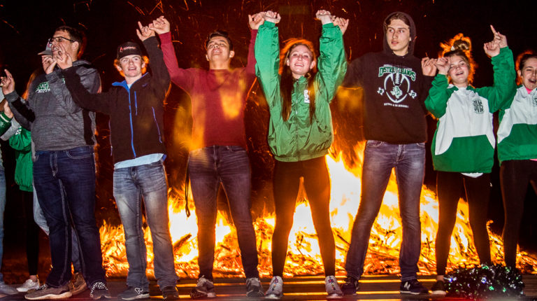 Breckenridge boosts Buckaroo spirits with bonfire - Breckenridge Texan