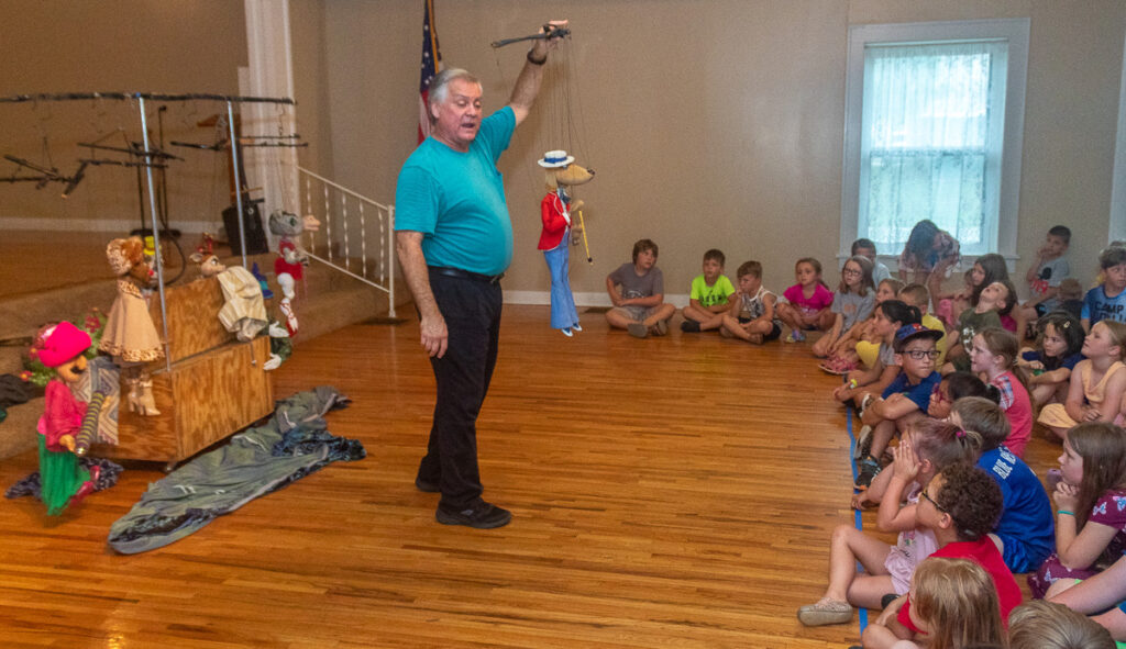 Breckenridge Library brings puppet show to town - Breckenridge Texan