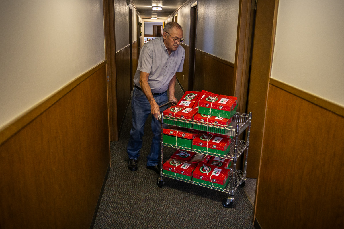 Breckenridge church members fill Christmas Shoeboxes for children ...