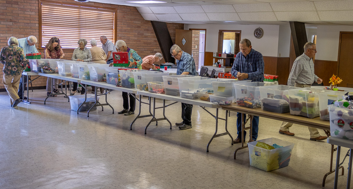 Breckenridge church members fill Christmas Shoeboxes for children ...
