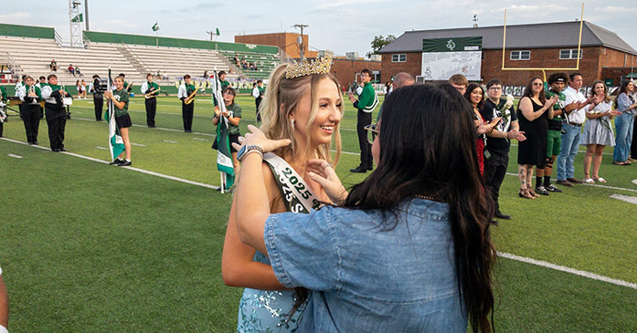 Emma Walker and Glen Thibodeaux named 2025 Homecoming Queen and King in ...