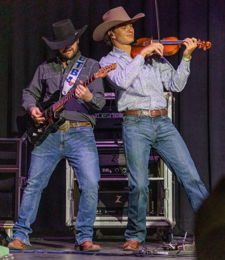 David Lewis and band entertain small Breckenridge crowd for final 2025 ...